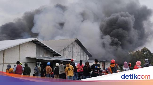 9 Jam Berlalu, Kebakaran Pabrik Kertas di Malang Belum Padam