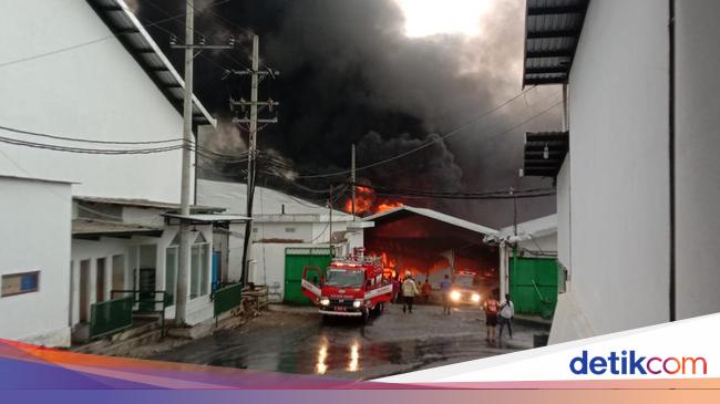 Pabrik Kertas di Malang Terbakar, Enam Mobil PMK Dikerahkan