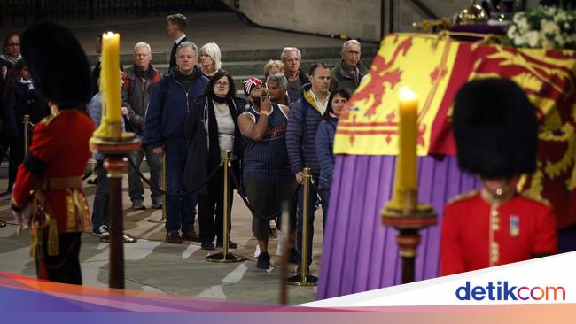 Warga Inggris Harus Antre 14 Jam Menuju Peti Mati Ratu Elizabeth