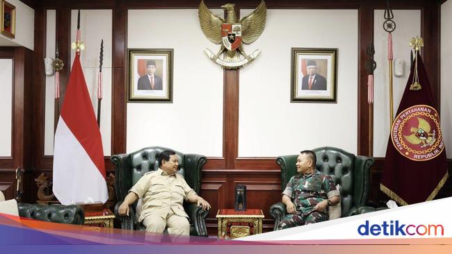 Kemhan Posting Foto Momen Hangat Prabowo-KSAD Bahas Pertahanan Teritorial Kemhan Posting Foto Momen Hangat Prabowo-KSAD Bahas Pertahanan Teritorial