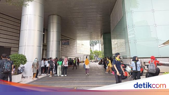 7 Fakta Kepulan Asap di West Mall GI Bikin Pengunjung Dievakuasi