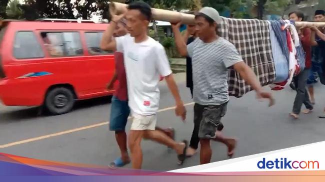 Tak Dapat Pinjaman Ambulans Puskesmas, Jenazah di Polman Ditandu Sarung