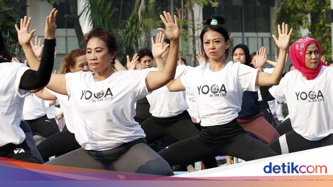 Demi Kesehatan, Ratusan Orang Yoga Bersama di Senayan Park