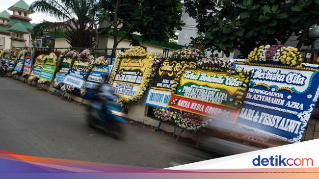 Karangan Bunga Berjejer di Rumah Duka Azyumardi Azra