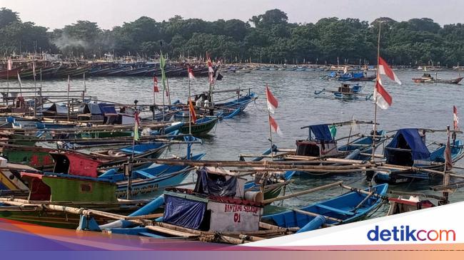 Hadapi Ombak Setinggi 5 Meter, Nelayan Sukabumi Memilih Pulang