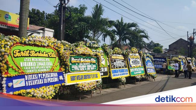 Karangan Bunga Berjejer di Sekitar Rumah Duka Anak Jamintel Kejagung