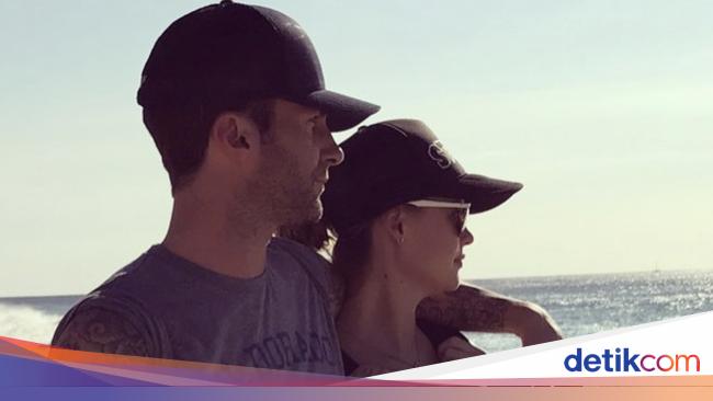 Ketahuan Selingkuh, Adam Levine Mesra Bareng Behati Prinsloo di Pantai