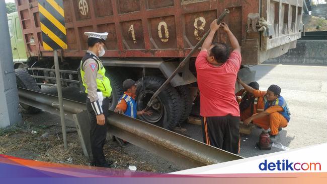 Ban Truk Pecah di Tol Waru, Lalu Lintas Sempat Macet Panjang