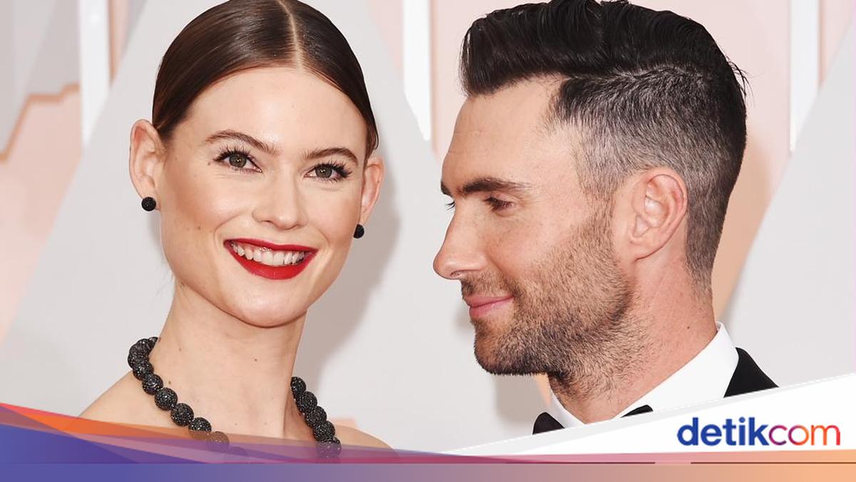 Ingat Lagi Momen Mesra Adam Levine dan Behati Prinsloo di The Ellen Show