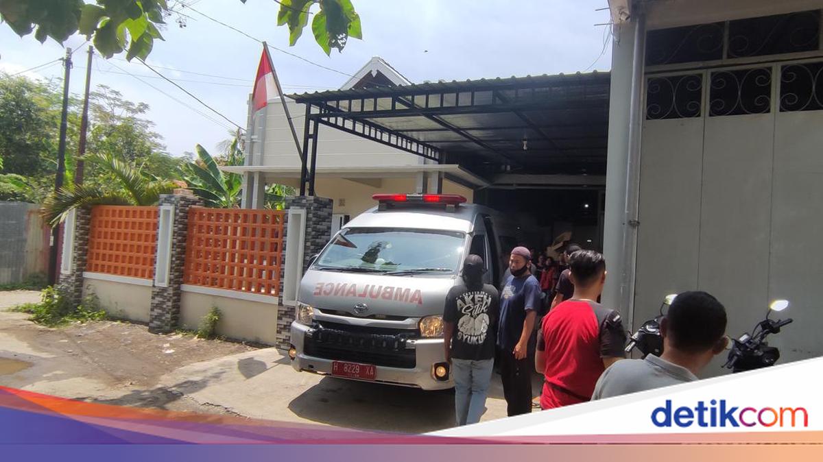 Aksi Damkar Evakuasi Pekerja Terjepit Mesin Cetak di Semarang