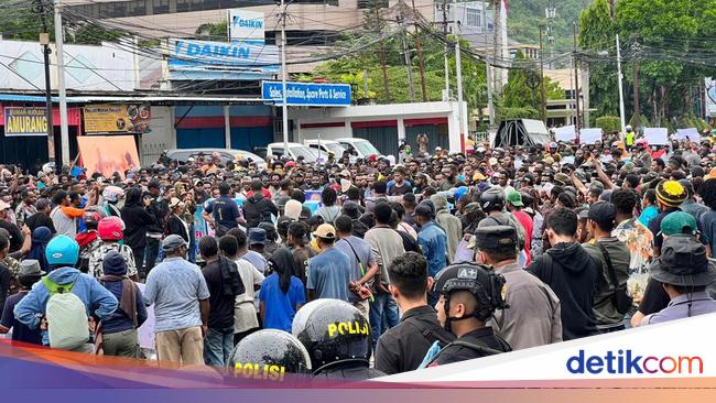 Rumah Lukas Enembe Tersangka Korupsi Kini Selalu Ramai Simpatisan Rumah Lukas Enembe Tersangka Korupsi Kini Selalu Ramai Simpatisan