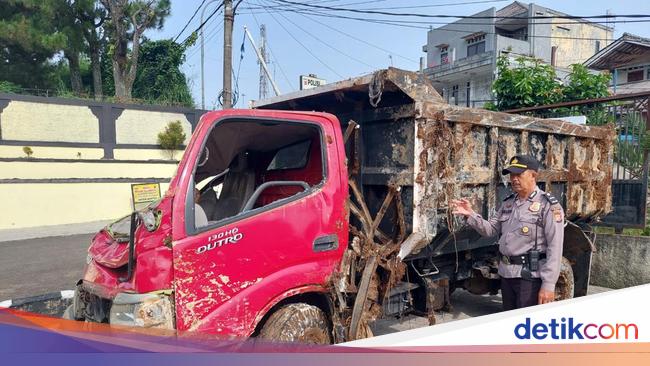 Truk Terperosok ke Jurang di Cigombong Bogor, Sopir Terjepit Dievakuasi Truk Terperosok ke Jurang di Cigombong Bogor, Sopir Terjepit Dievakuasi