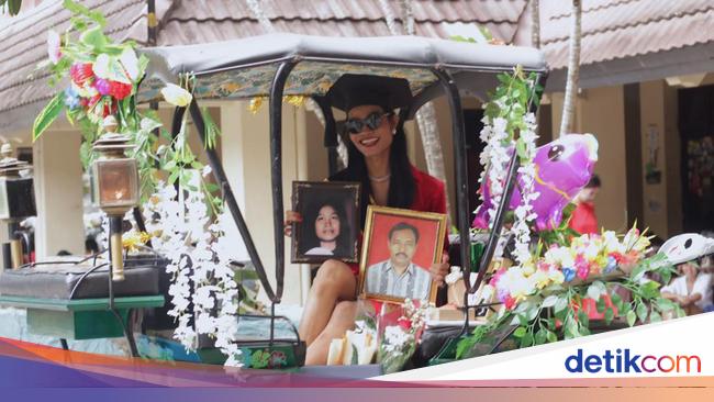 Sosok Viki yang Pose Luwes Gemulainya Bikin Heboh Wisuda ISI Jogja