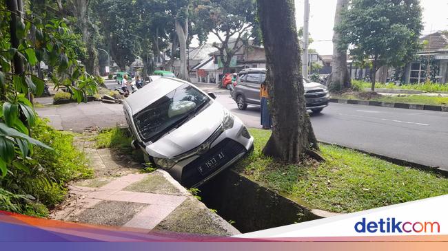 Heboh, Mobil 'Tak Bertuan' Masuk Parit di Bogor Jadi Tontonan Warga!