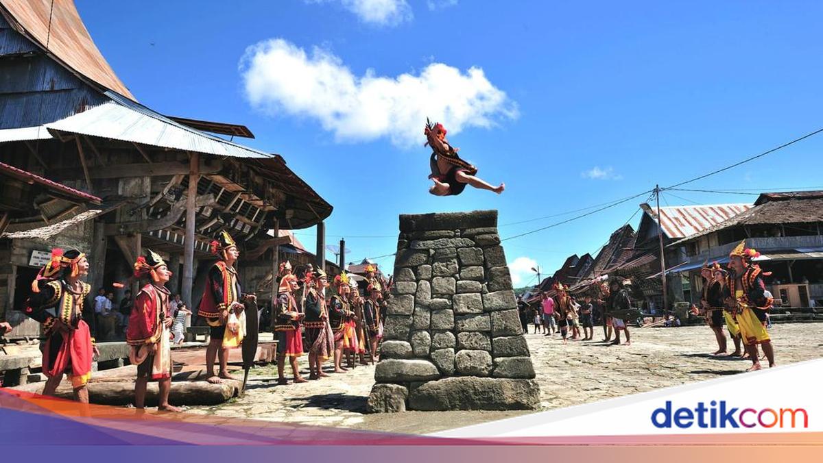 Mengenal Fahombo Batu, Tradisi Lompat Batu Asal Pulau Nias