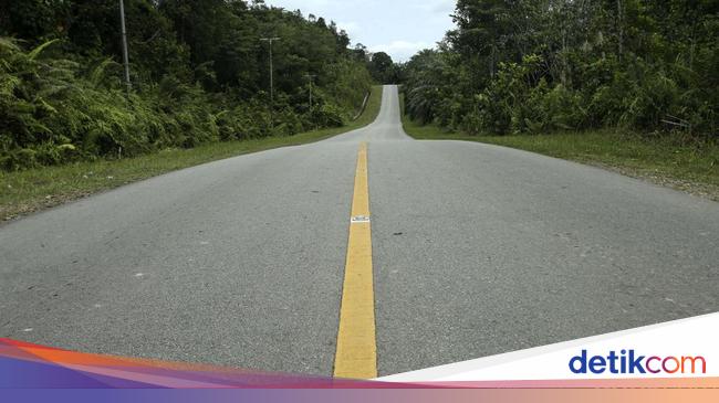 Wuzz! Mulusnya Jalan Penghubung RI-Malaysia di Jagoi Babang