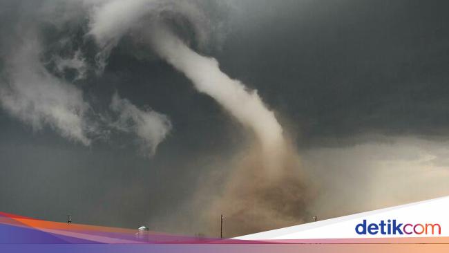 Foto Badai yang Menakutkan Sekaligus Menakjubkan