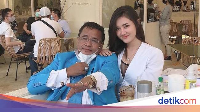 10 Potret Mesra Hotman Paris Saat Ngopi Bareng Aspri Cantik
