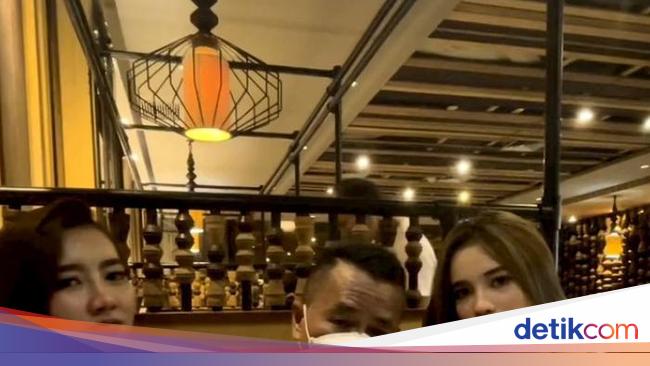 10 Potret Mesra Hotman Paris Saat Ngopi Bareng Aspri Cantik