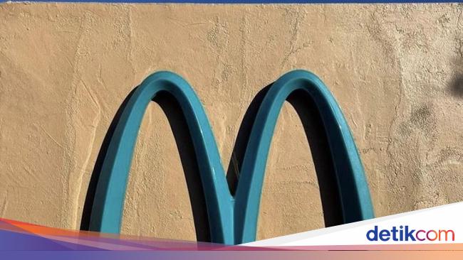 Hanya Satu di Dunia! Gerai McDonald's yang Logo M-nya Warna Biru