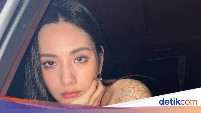 NANA eks After School Bikin Heboh Pamer Tubuh Penuh Tato NANA eks After School Bikin Heboh Pamer Tubuh Penuh Tato
