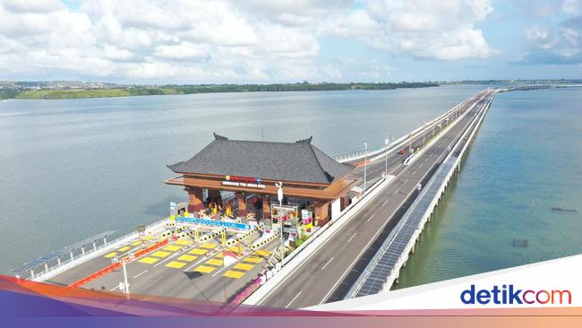 Cakep Nih! Ada Panel Surya di Sepanjang Tol Atas Laut Bali