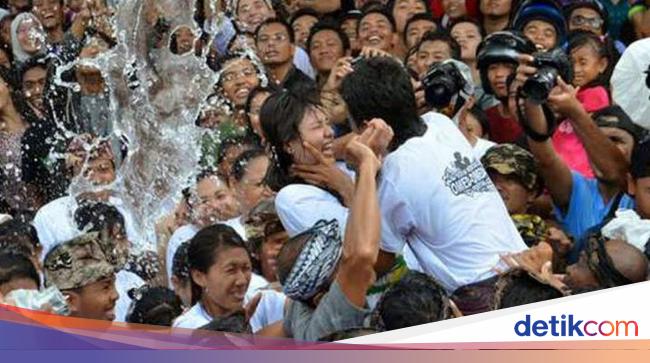 5 Tradisi Unik di Bali dari Ngaben Tikus hingga Omed-omedan
