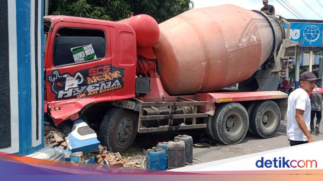 Brakkk! Truk Molen Tabrak Pagar Terminal Penggung Klaten