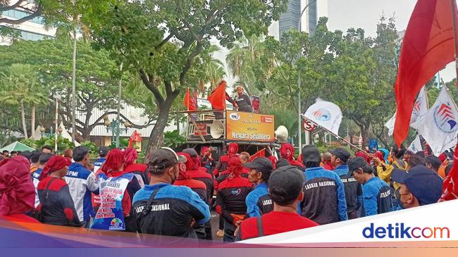 Tuntutan Buruh di Balkot DKI: Tolak Kenaikan BBM hingga Minta UMP 2023 Naik Tuntutan Buruh di Balkot DKI: Tolak Kenaikan BBM hingga Minta UMP 2023 Naik