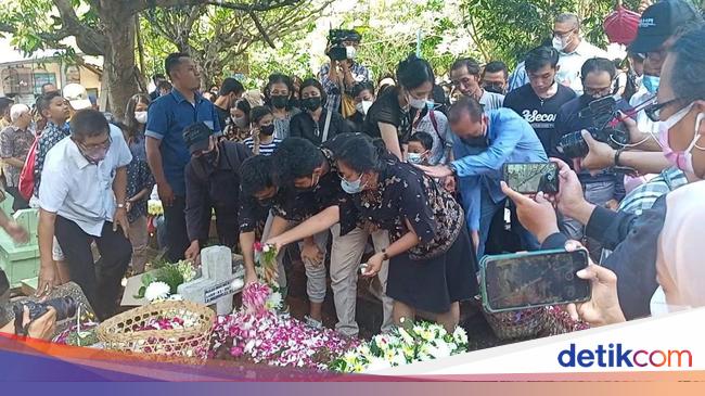 Isak Tangis Keluarga Iringi Pemakaman PNS Semarang Korban Pembunuhan