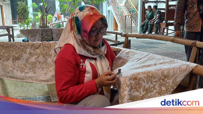 Momen Istri Pejabat Tawar Batik Tulis di Sragen Saat Tak Ada Iriana Jokowi