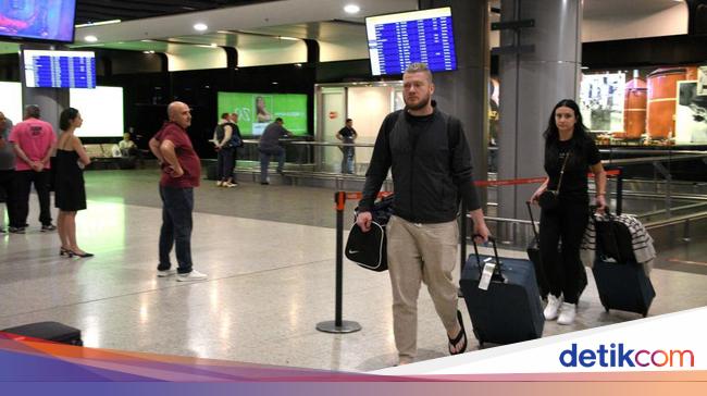 Ramai-ramai Warga Rusia 'Kabur' ke Luar Negeri Ramai-ramai Warga Rusia 'Kabur' ke Luar Negeri