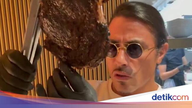 10 Aksi Salt Bae di Dapur Restorannya Saat Mengolah Tomahawk Jumbo