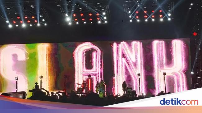 Slank Sebar Virus Perdamaian Dalam Acara F8 Makassar di Pantai Losari