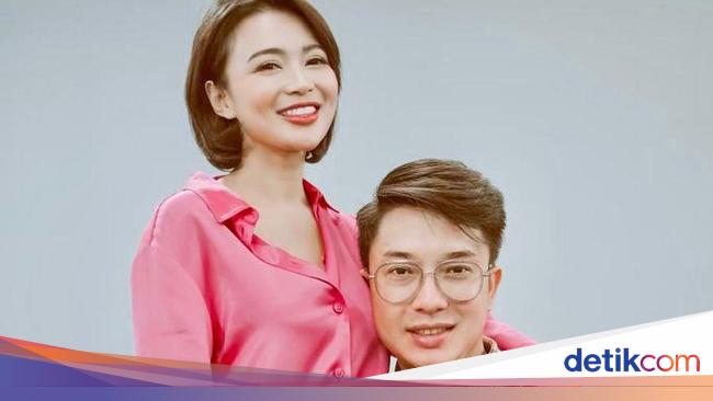 Love Is in the Air! Potret Mesra Wika Salim dan Max Adam