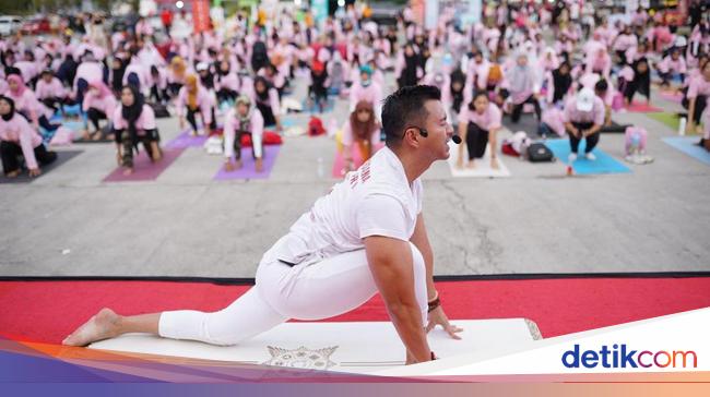 Anjasmara Jadi Instruktur Yoga, Begini Sederet Potret Aksinya