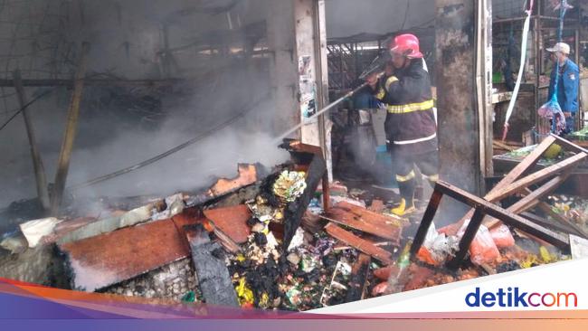 Sempat Terkendala, Pemadaman Kebakaran 22 Kios Pasar di Balaraja Selesai