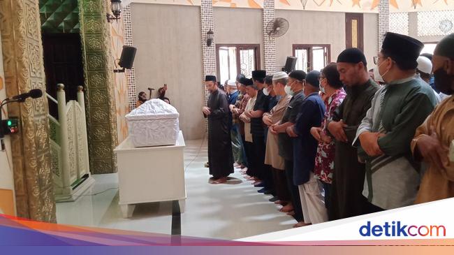 Jenazah Prof Samekto Wibowo UGM Disalatkan Ratusan Santri di Klaten