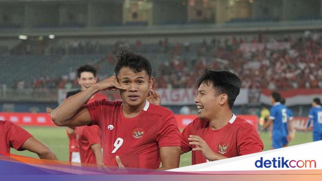 Pemain No 9 Paling Dicari di Indonesia: Dimas Drajad Pemain No 9 Paling Dicari di Indonesia: Dimas Drajad