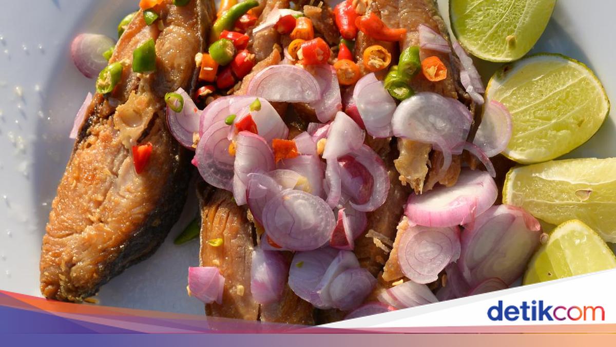 Resep Ikan Goreng Sambal Iris Bawang Merah yang Pedas Segar
