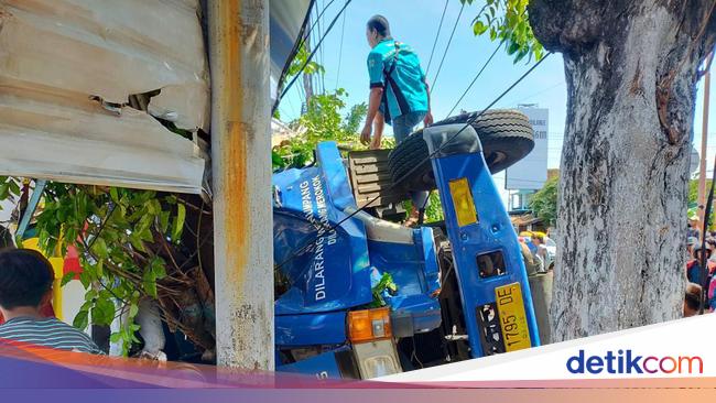 Truk Tangki Muat Solar Terguling hingga Seruduk Warung Usai Tabrak Pemotor