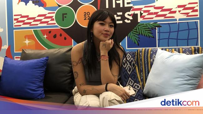 Beabadoobee soal Yeah Yeah Yeahs dan Simon Pegg