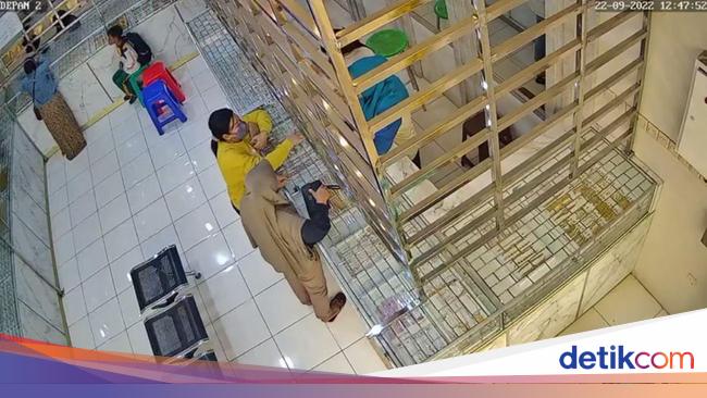 2 Emak-emak di Probolinggo Terekam CCTV Embat 2 Kalung di Toko Emas