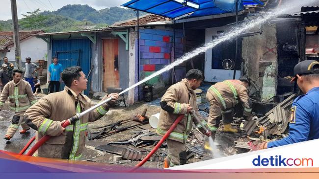 Listrik Sambar Botol Isi Bensin, Warung di Sukabumi Ludes Terbakar