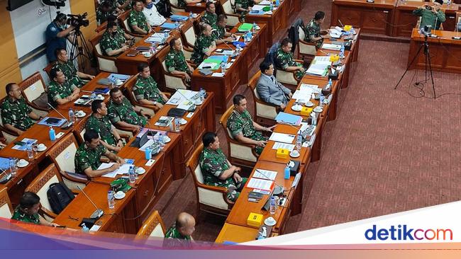 Rapat di DPR, Jenderal Andika dan Dudung Dipisahkan Prabowo
