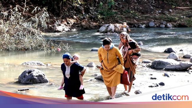 Emak-emak di Sukabumi Seberangi Sungai Imbas Jembatan Rusak