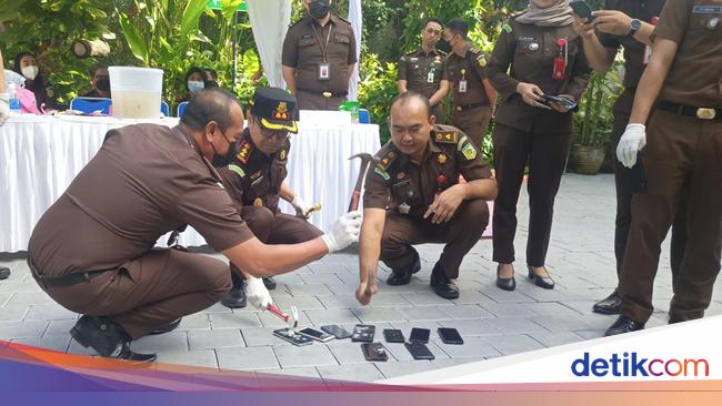 Musnahkan Barang Bukti, Belasan Smartphone Digeprek Kejari Karangasem