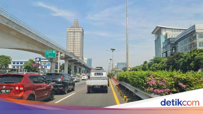 Tol Dalam Kota di Sekitar Cawang Macet 2 Km Pagi Ini