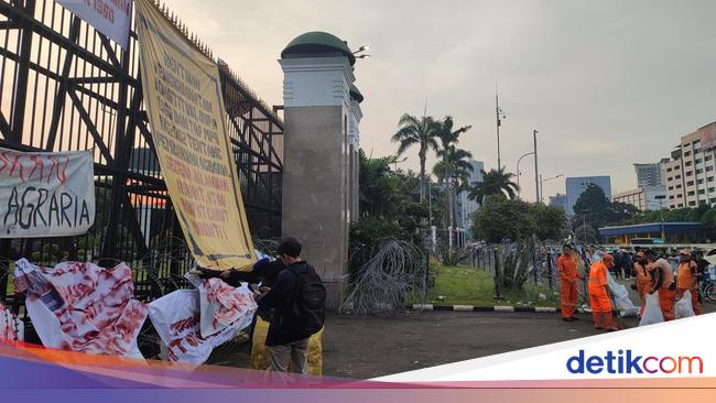 Massa Demo Buruh Tani Bubarkan Diri dari Depan Gedung DPR Massa Demo Buruh Tani Bubarkan Diri dari Depan Gedung DPR