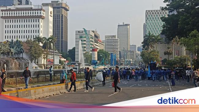 Massa Demo Hari Tani di Patung Kuda Jakpus Bubarkan Diri Massa Demo Hari Tani di Patung Kuda Jakpus Bubarkan Diri